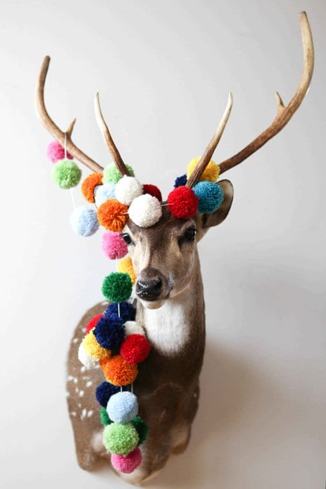 Hert met pom pom slinger - Woontrendz