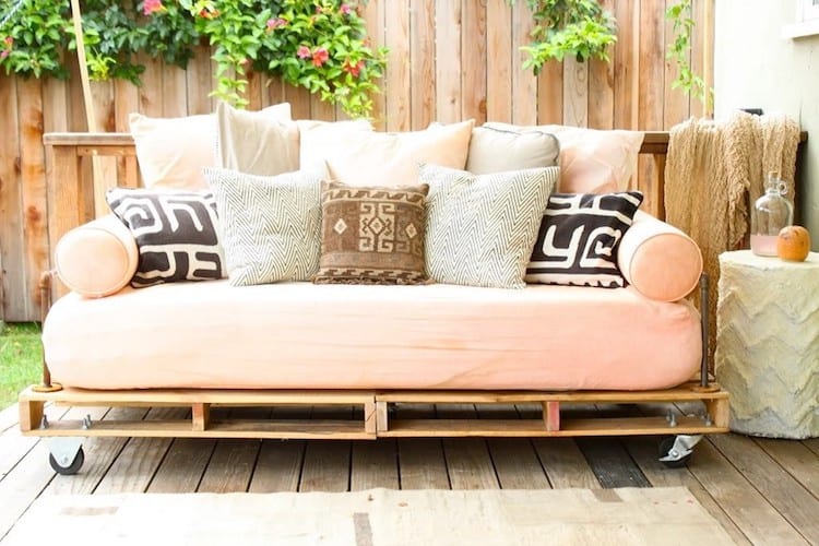 Een loungebank van pallets maken voor in de tuin - Woontrendz